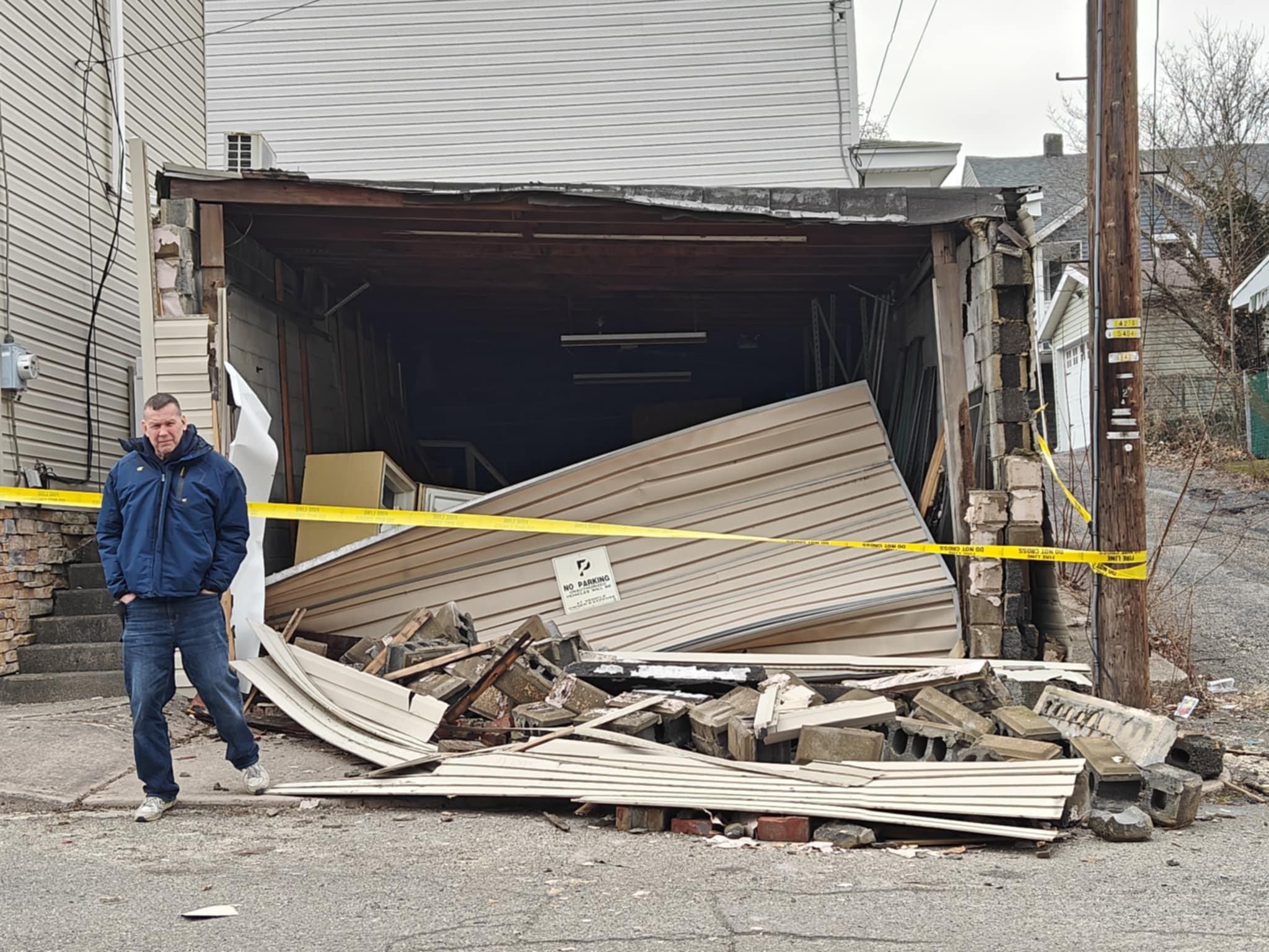 Garage collapse closes alleyway on west end - The Shenandoah Sentinel